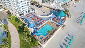 Piscina externa, espreguiçadeiras