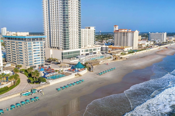 Na praia, espreguiçadeiras, toalhas de praia