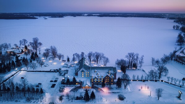 Fachada da propriedade à noite