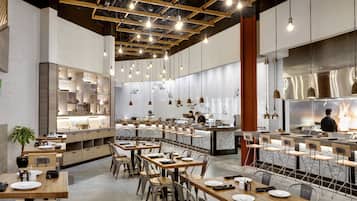 6 restaurantes, pequenos-almoços servidos, cozinha americana