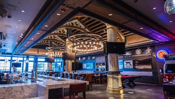 6 restaurantes, pequenos-almoços servidos, cozinha americana