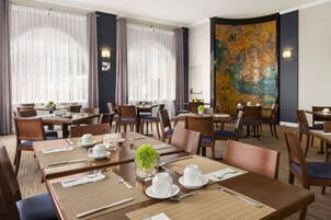 Pequeno-almoço continental diário mediante uma taxa 