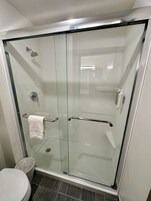Uma combinação polibã/banheira, um secador de cabelo 