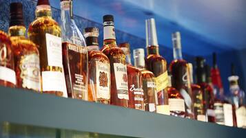 Diversas garrafas de bebidas alcoólicas em uma prateleira.