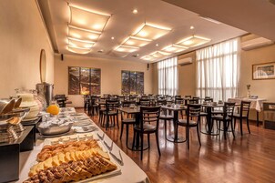 Café da manhã continental todos os dias mediante uma taxa