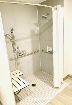 Quarto, 1 cama king-size | Casa de banho | Um polibã, artigos de higiene ecológicos, um secador de cabelo 