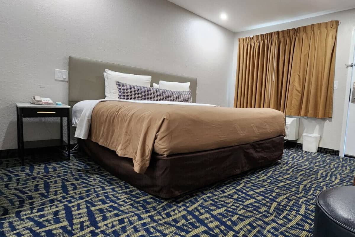 Quarto standard, 1 cama King, para não fumantes | Roupas de cama premium, cortinas blackout, ferros/tábuas de passar roupa