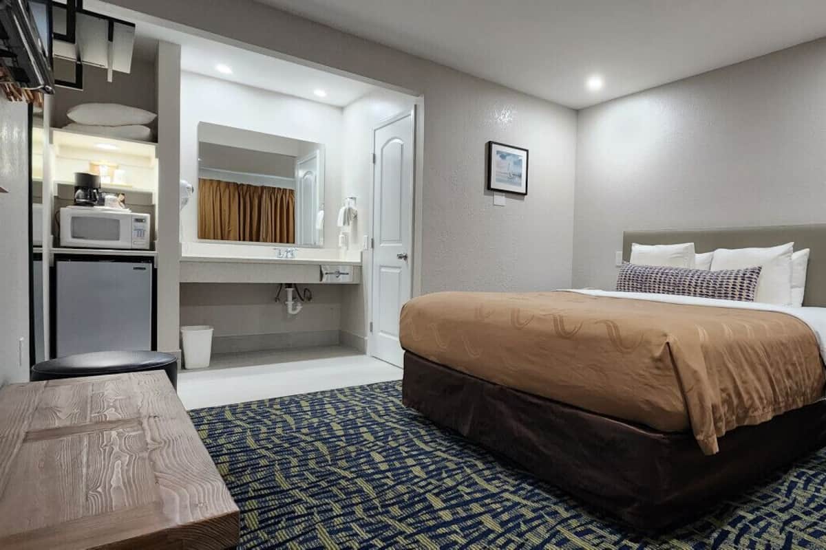 Roupas de cama premium, cortinas blackout, ferros/tábuas de passar roupa