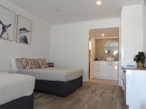 Quarto casal ou duplo básico | Escrivaninha, espaço de trabalho para notebook