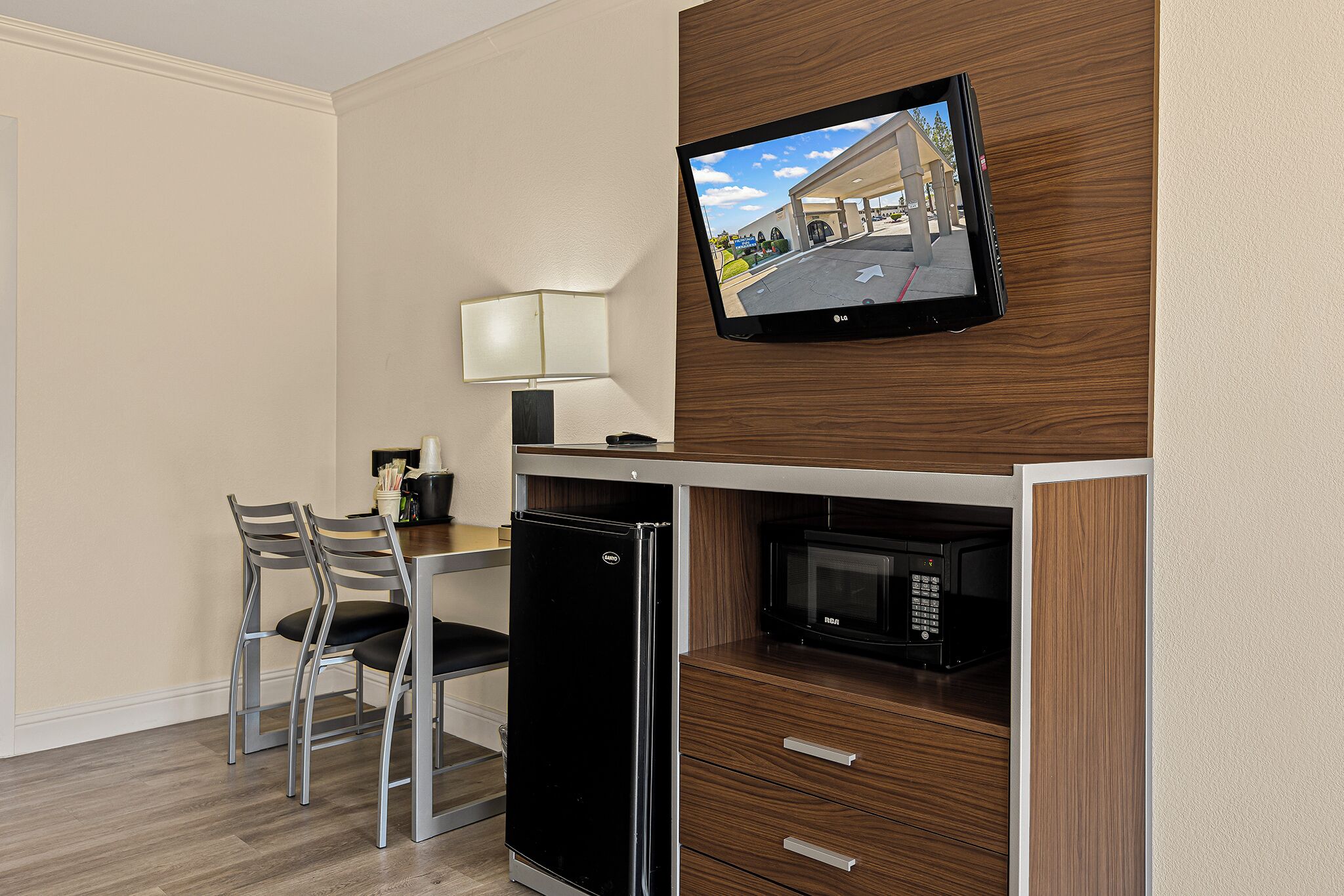 Quarto standard, 2 camas Queen, para não fumantes | Espaço de trabalho para notebook, cortinas blackout