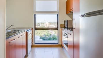 Apartamento, 1 quarto | Cozinha privada | Cafeteira/chaleira, chaleira elétrica, torradeira, mesas de jantar