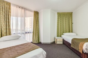 Apartamento, 2 quartos | Escrivaninha, ferros/tábuas de passar roupa, berços (sobretaxa)