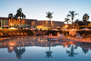 2 piscinas exteriores, uma piscina aquecida, espreguiçadeiras 