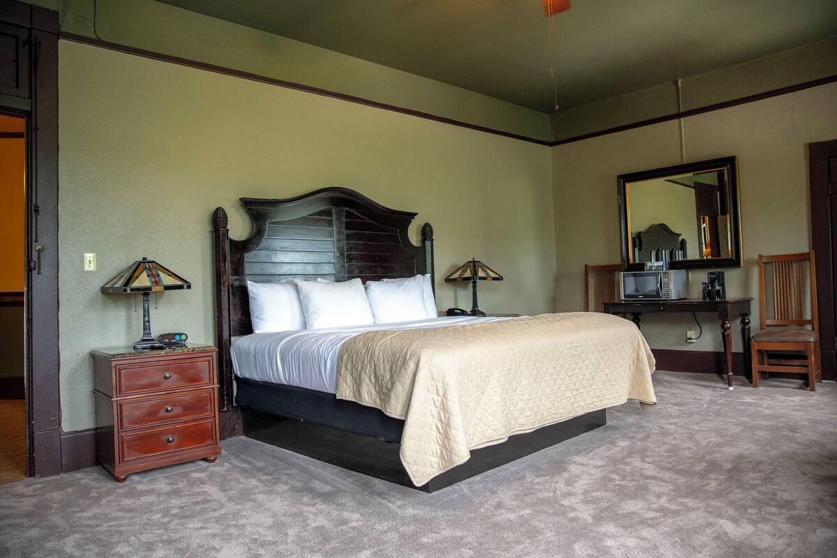 Quarto Premium, 1 cama king-size | Ferro/tábua de engomar, com decoração personalizada