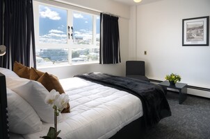 Quarto casal standard, 1 cama Queen | Cofres nos quartos, escrivaninha, espaço de trabalho para notebook