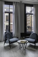 Roupas de cama premium, frigobar, cofres nos quartos