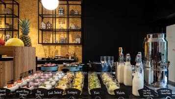 Pequeno-almoço tipo buffet diário mediante uma taxa