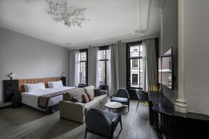 Roupas de cama premium, frigobar, cofres nos quartos