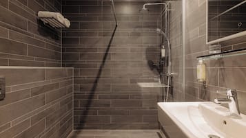 Quarto Superior, 1 cama king-size | Casa de banho | Um polibã, artigos de higiene pessoal grátis, um secador de cabelo