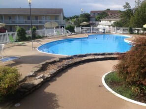 Piscina exterior, espreguiçadeiras