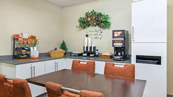 Café da manhã para viagem grátis todos os dias