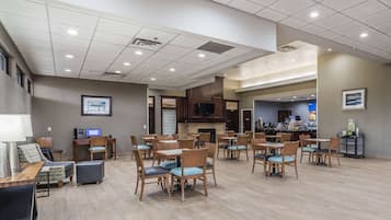 Café da manhã completo grátis todos os dias