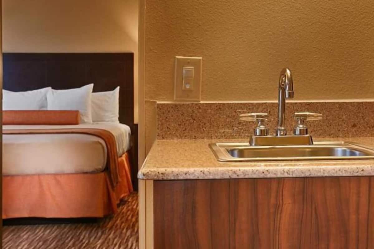 Secretária, secretária adequada para computadores portáteis