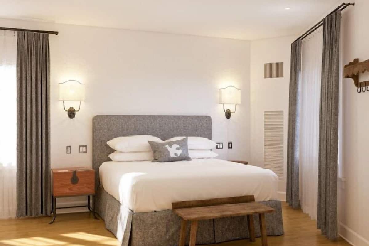 Quarto luxo, 1 cama King | Lençóis italianos Frette, roupas de cama premium