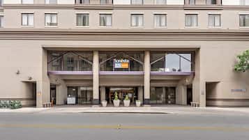 Entrada de hotel com uma placa indicando 'Sonesta ES Suites'.