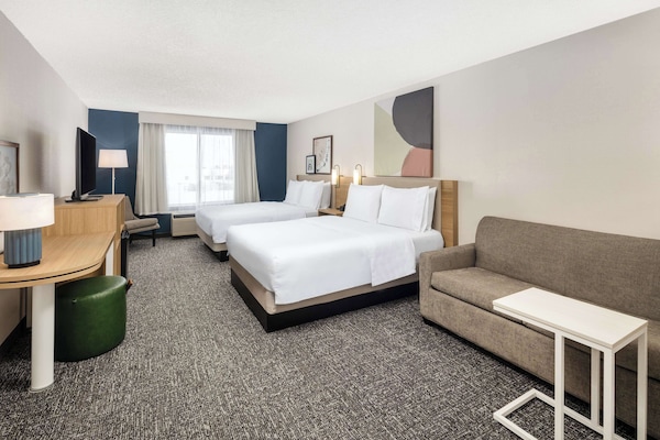 Quarto, várias camas | Área de estar | TV de tela plana 32 polegadas com canais a cabo, TV, Netflix