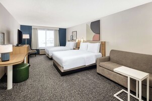 Quarto, várias camas | Sala de estar | Televisor de ecrã plano de 32 polegadas com canais por cabo, televisor 