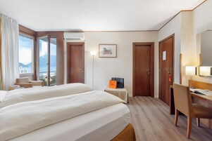 Suite Panorâmica, vista para o lago (Delfino) | Roupa hipoalergénica, minibar, cofre no quarto, secretária 