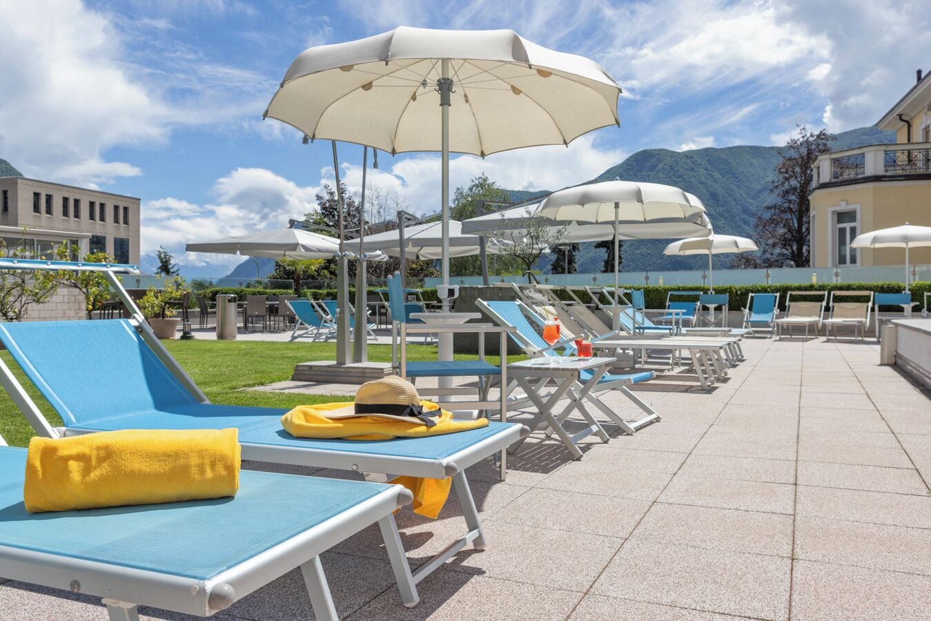 Piscina exterior sazonal, guarda-sóis, espreguiçadeiras 