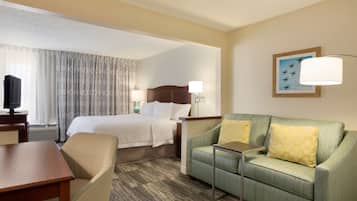 One King Bed Study with Sofabed, Non Smoking | Cofre no quarto, secretária