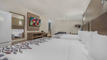 Superior Room, 2 King Beds, Non-Smoking, Kitchen | Cofre com capacidade para portátil, secretária