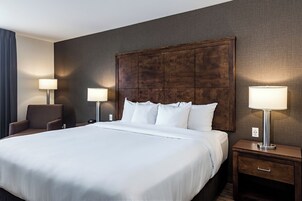 Standard King Non Smoking Superior Room | Roupas de cama premium, ferros/tábuas de passar roupa, Wi-Fi de cortesia