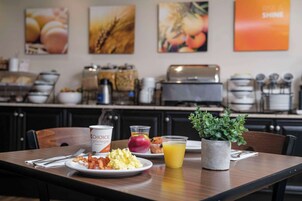 Café da manhã com buffet grátis todos os dias