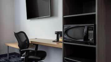 Camas com colchões pillow-top, escrivaninha, cortinas blackout