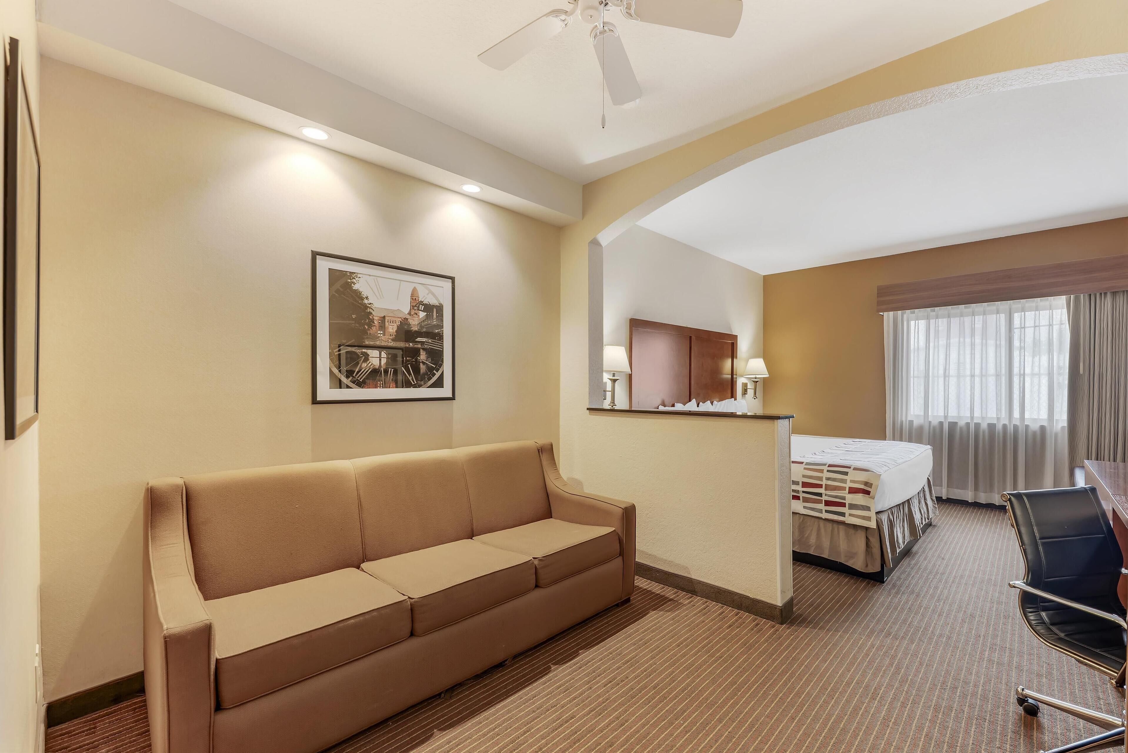 Suite, 1 cama king-size, acessível, não fumadores (with Sofabed) | Cortinas/cortinados opacos, ferro/tábua de engomar 