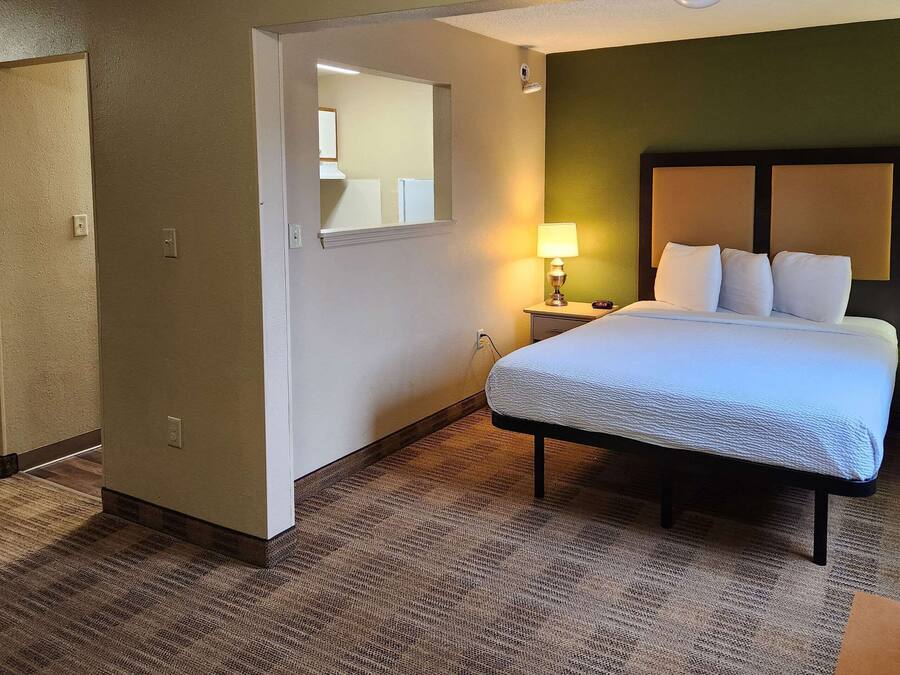 Camas com colchões pillow-top, escrivaninha