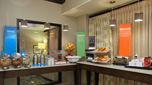 Disposição de buffet com diversos alimentos e acompanhamentos.