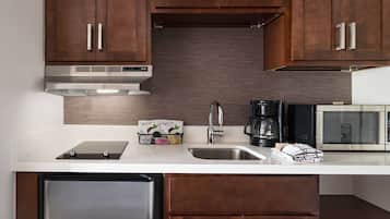 Um frigorífico, um micro-ondas, uma placa de cozinha