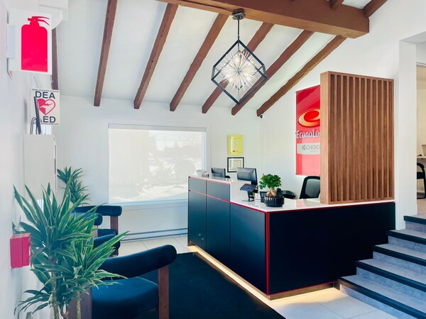 : Econo Lodge Hotel Brossard - Longueuil