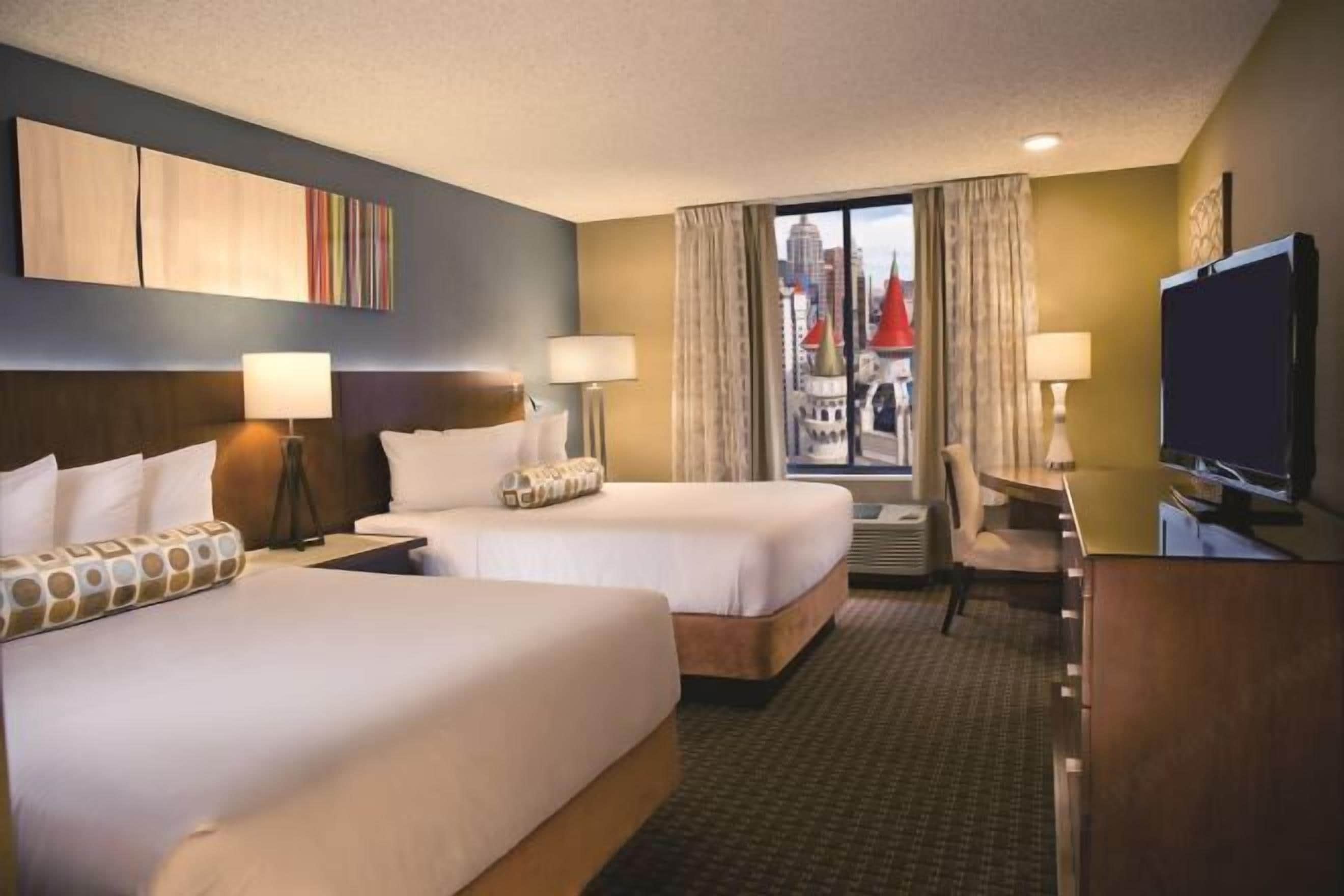 Roupa de alta qualidade, cofre no quarto, secretária 