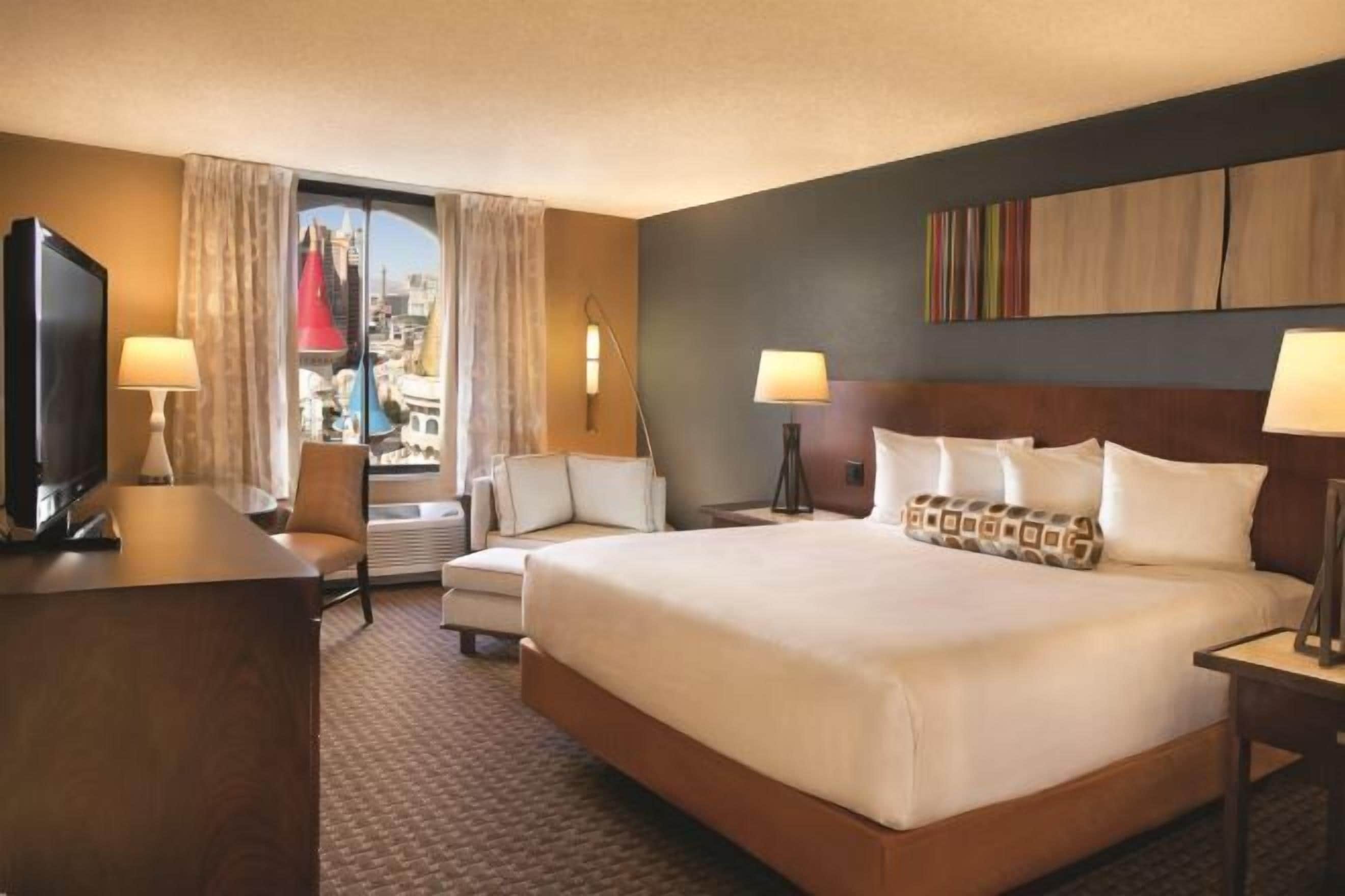 Roupa de alta qualidade, cofre no quarto, secretária 