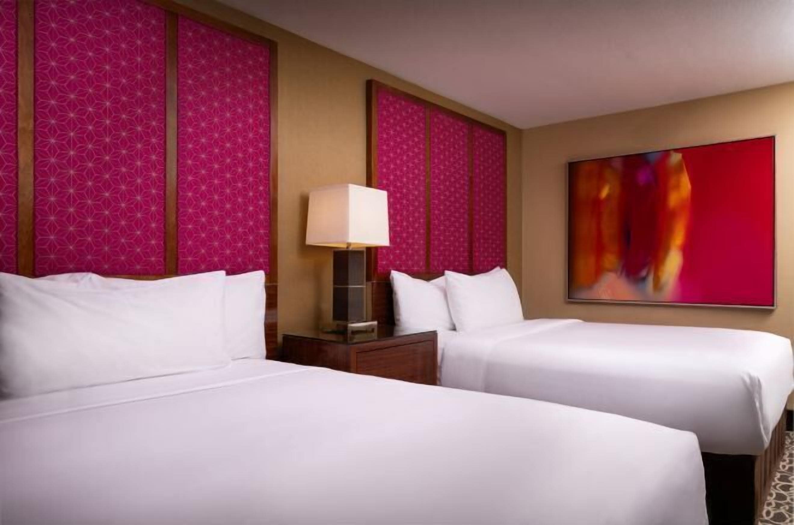 Roupa de alta qualidade, cofre no quarto, secretária 