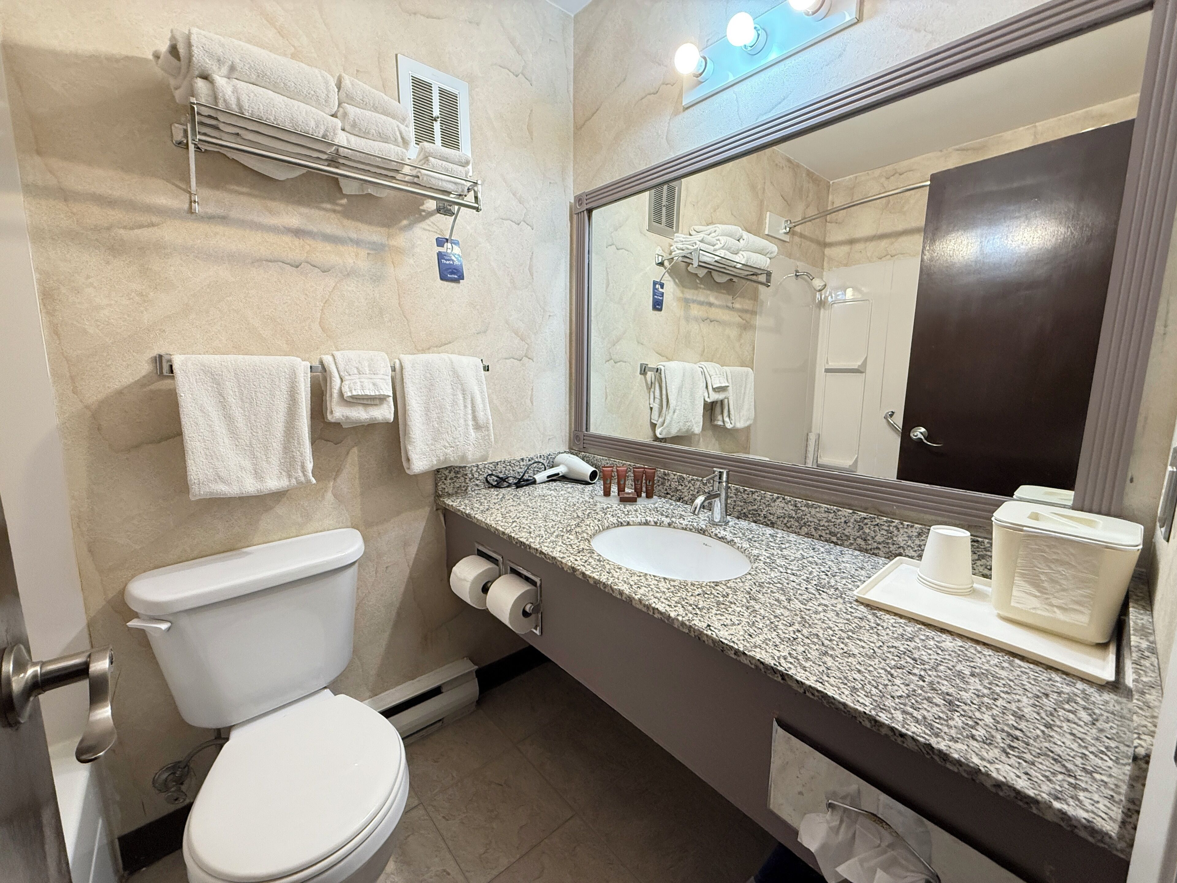 Quarto casal, 2 camas de casal | Banheiro | Produtos de toalete grátis, secador de cabelo, toalhas de banho 
