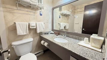 Quarto casal, 2 camas de casal | Banheiro | Produtos de toalete grátis, secador de cabelo, toalhas de banho