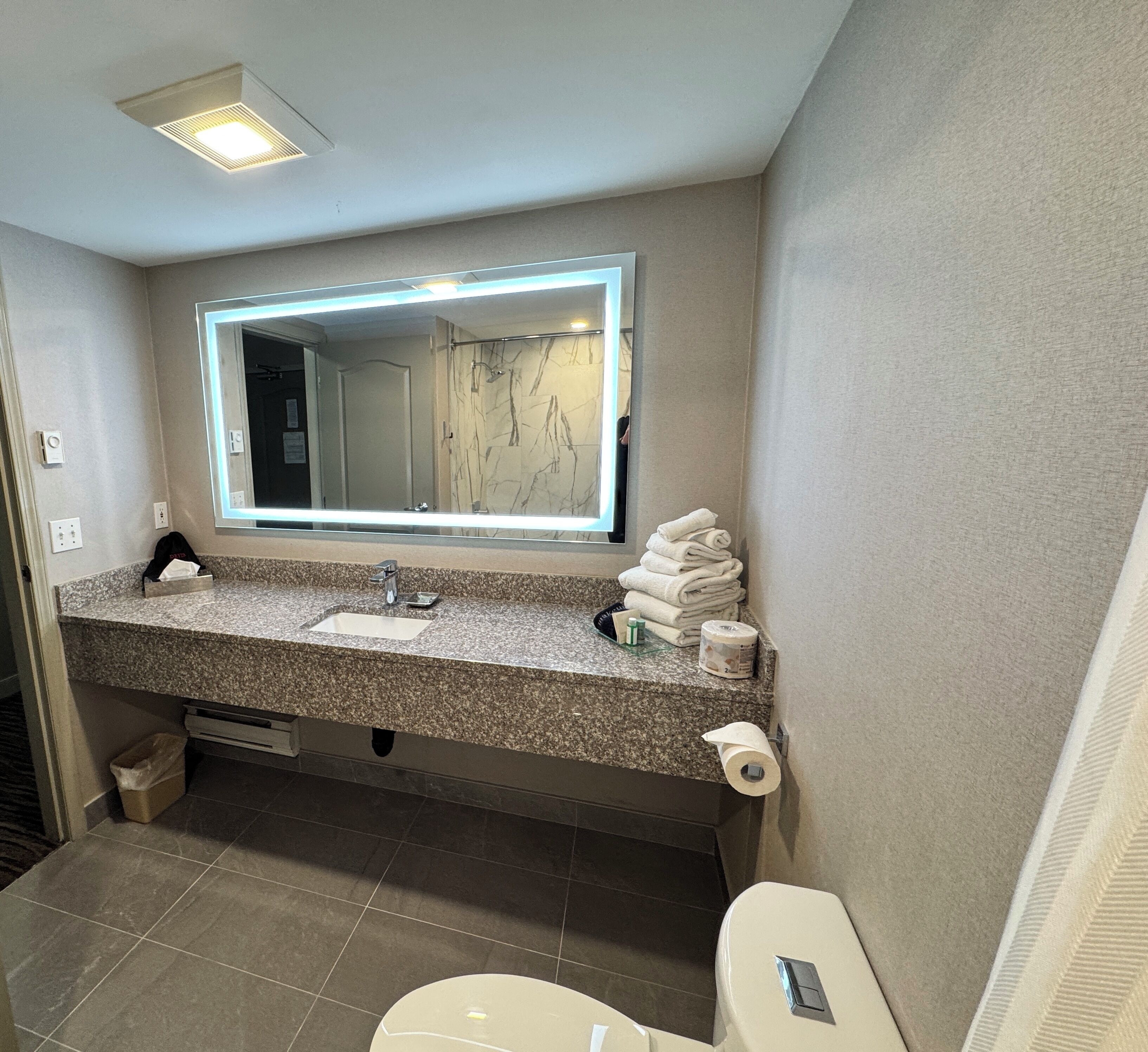 Uma combinação polibã/banheira, artigos de higiene pessoal grátis 