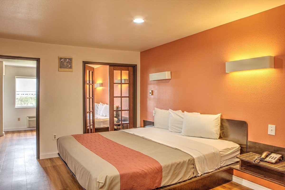 Escrivaninha, ferros/tábuas de passar roupa, Wi-Fi de cortesia